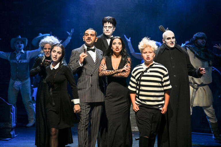 Recenze: Addamsovi řádí v Brně jako černá ruka - musical-opereta
